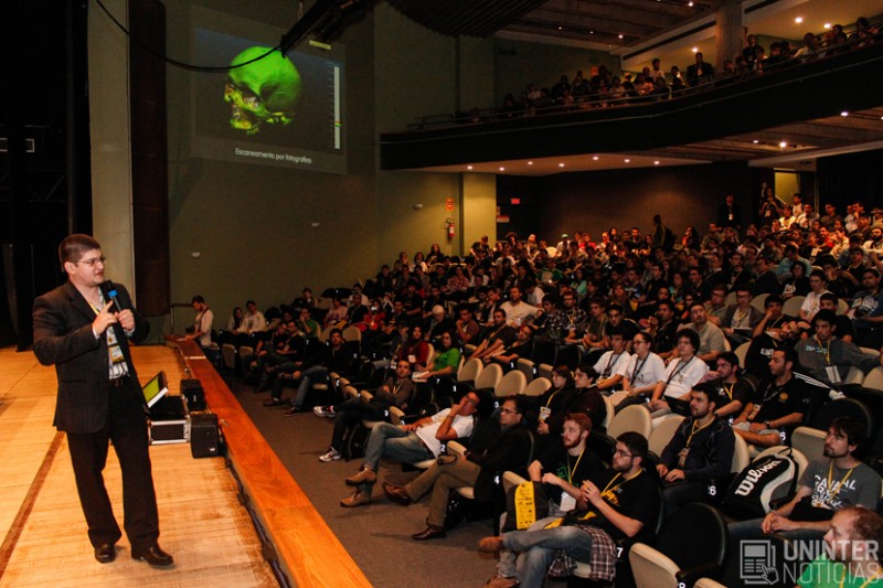 Egresso do UNINTER se apresenta na Campus Party | UNINTER NOTÍCIAS