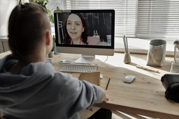 Envolvimento de alunos do regime presencial cresce 6% com aulas online ...